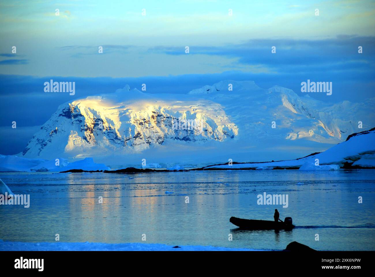 Clear day antarctica hi-res stock photography and images - Alamy
