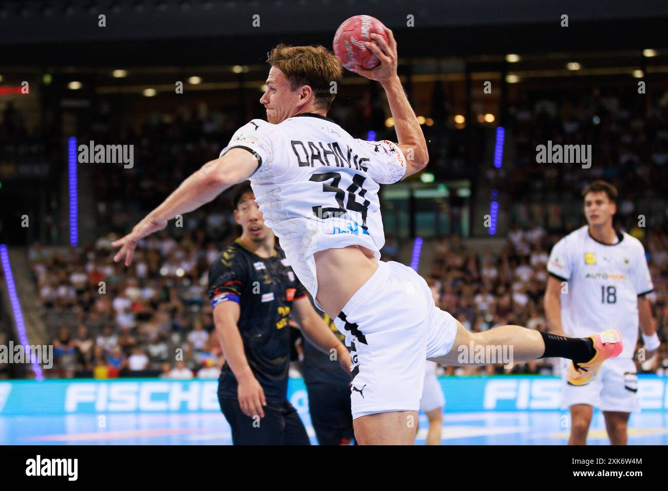 Rune DAHMKE (DHB Deutschland, #34) erzielt ein Tor, Aktion, Torwurf ...