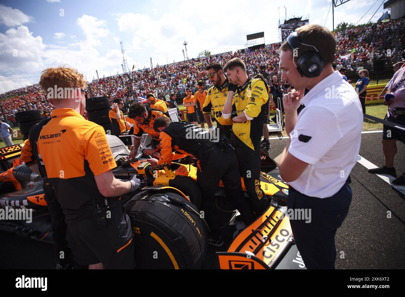 McLaren F1 Team mechanic, mecanicien, mechanics works in the car during ...