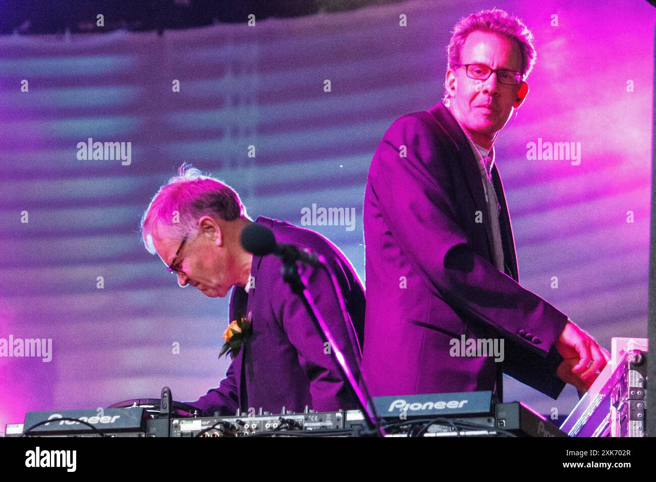 Art of noise hi-res stock photography and images - Alamy