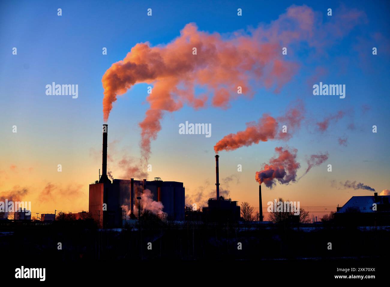 Environment pollution, smoke and climate change, Oil plant Stock Photo ...