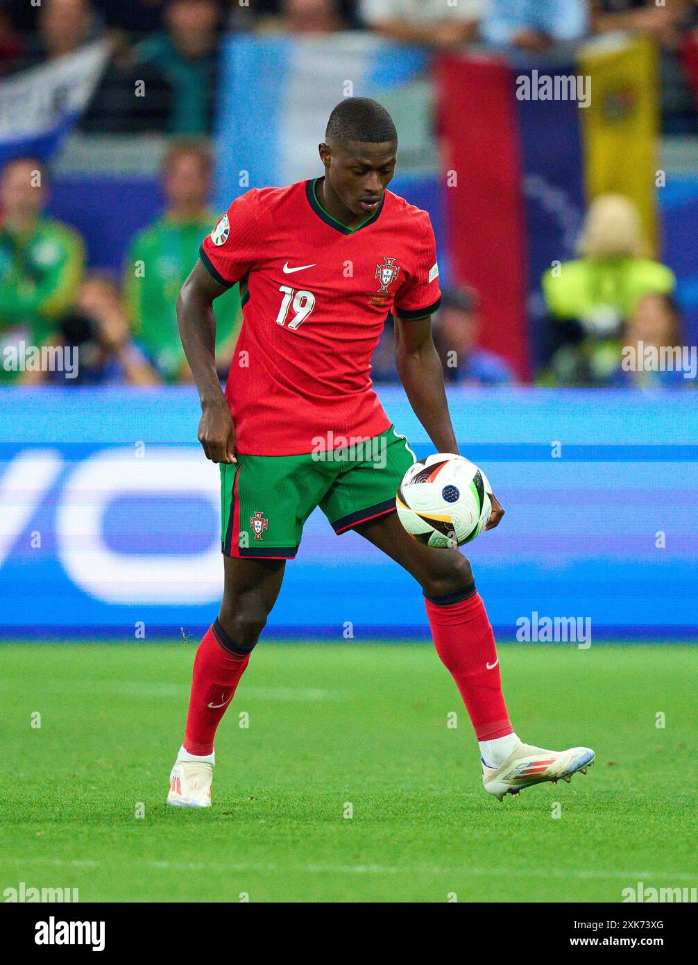 Nuno Mendes, Por 19 in the best of 16 match PORTUGAL - SLOVENIA 3-0 n.E ...