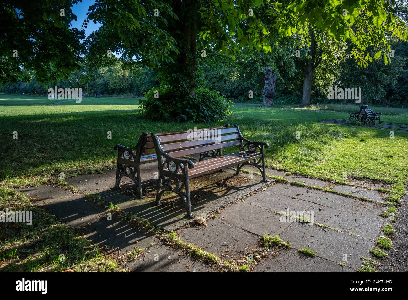 Park Benches at the Kinecroft, Wallingford Stock Photo - Alamy