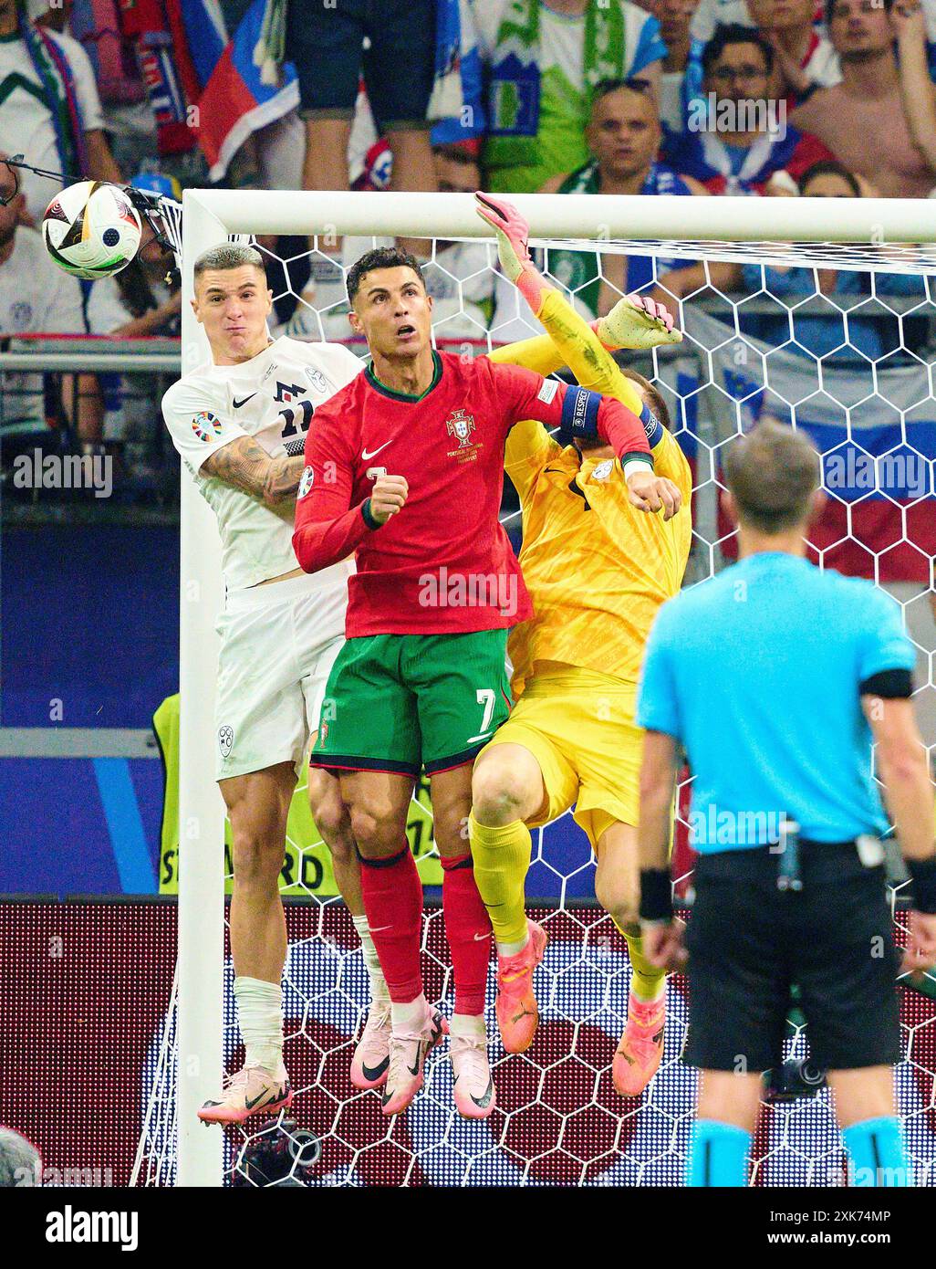 Cristiano ronaldo header goal hi-res stock photography and images - Alamy