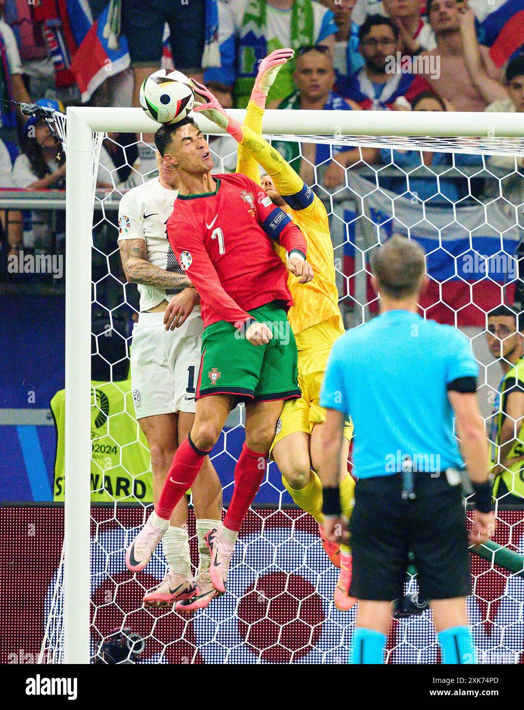 Cristiano RONALDO, Por 7 compete for the ball, tackling, duel, header ...