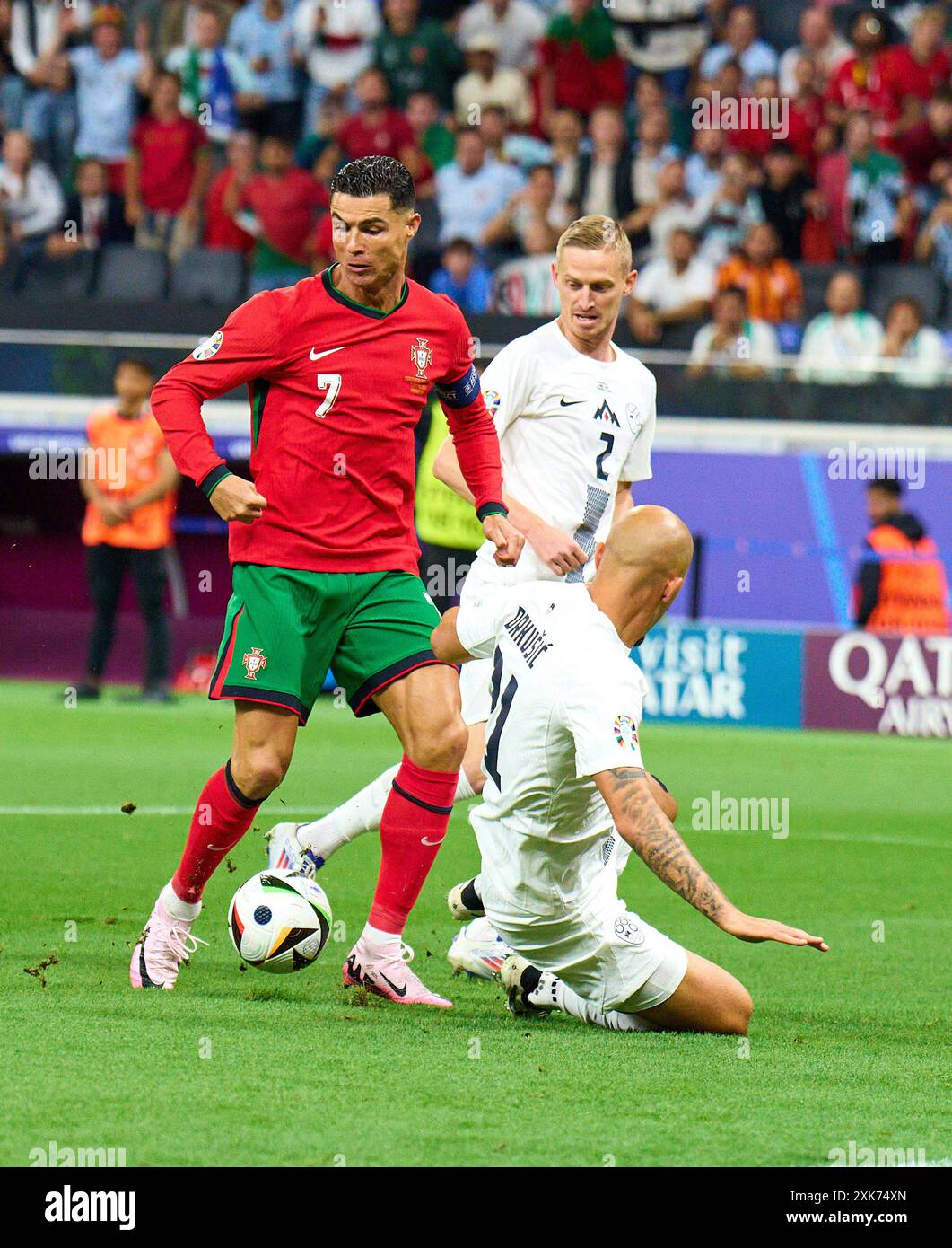 Cristiano RONALDO, Por 7 compete for the ball, tackling, duel, header ...