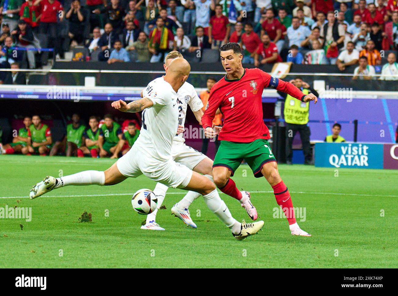 Cristiano RONALDO, Por 7 compete for the ball, tackling, duel, header ...