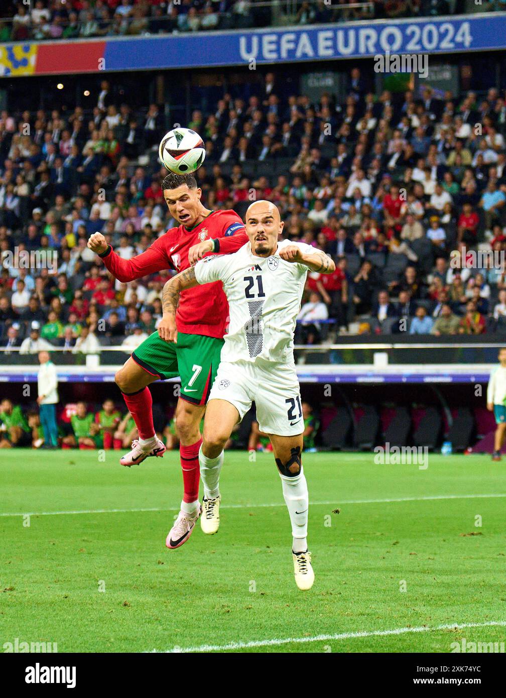 Cristiano RONALDO, Por 7 compete for the ball, tackling, duel, header ...