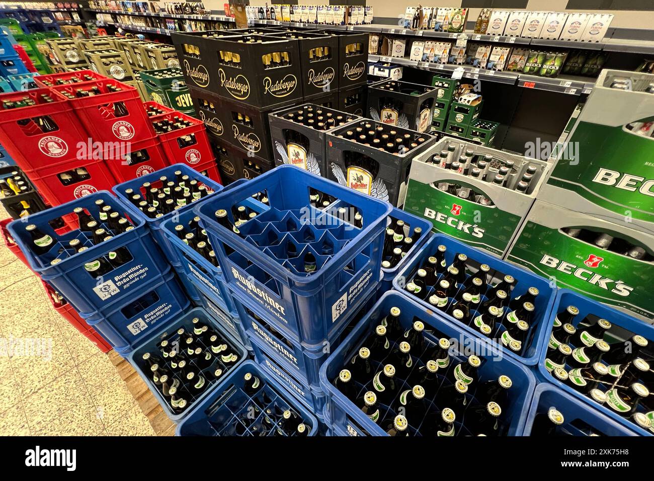 gestapelte Bierkisten in einem Getraenkemarkt, Bierflaschen,Bier ...