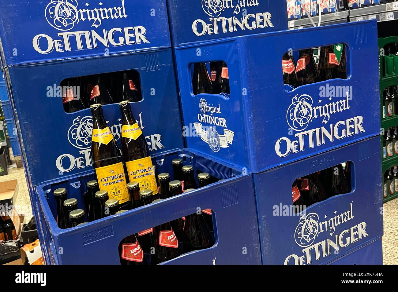 ORIGINAL OETTINGER BIER ,gestapelte volle Bierkisten in einem ...