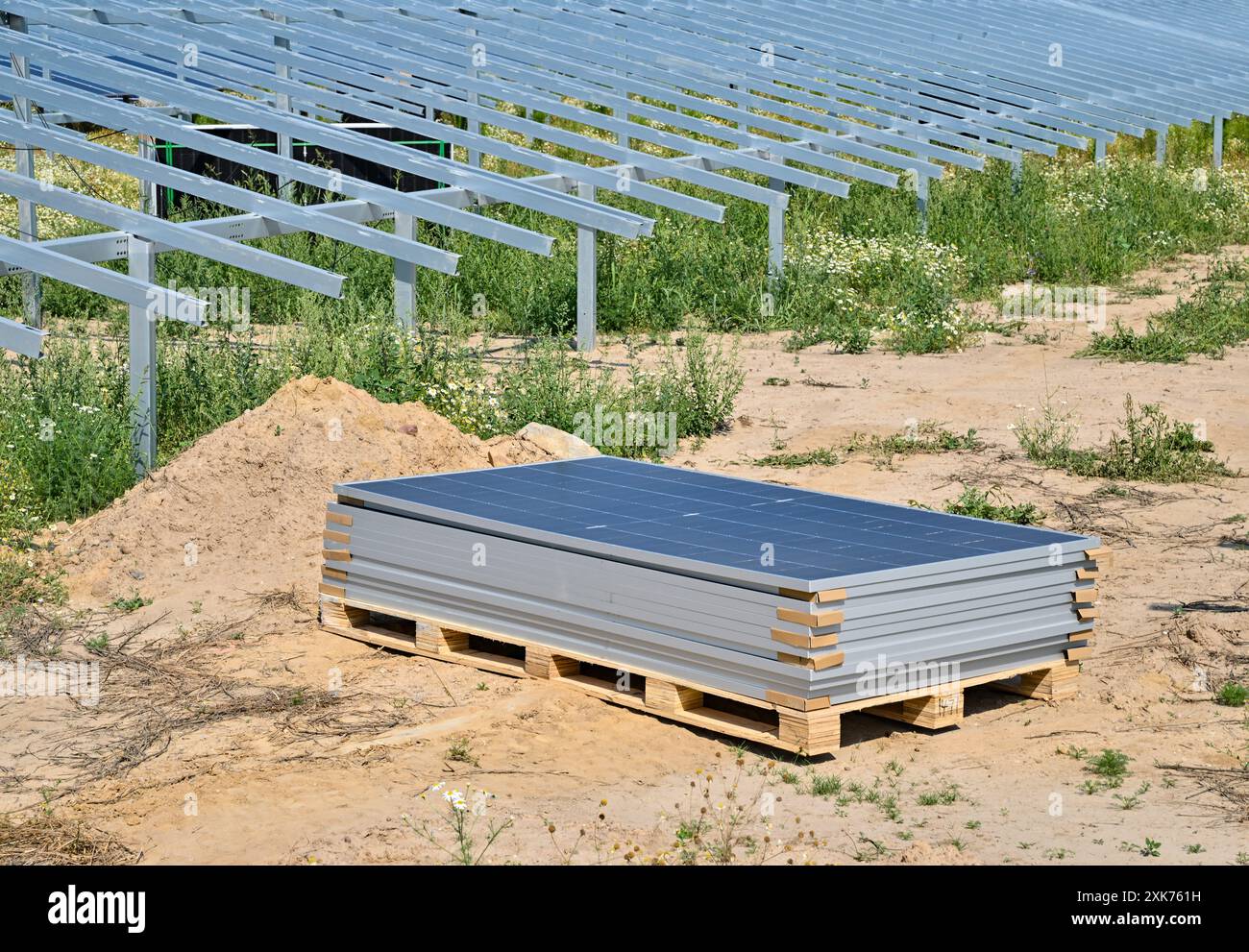 Petershagen, Germany. 21st July, 2024. A ground-mounted photovoltaic ...