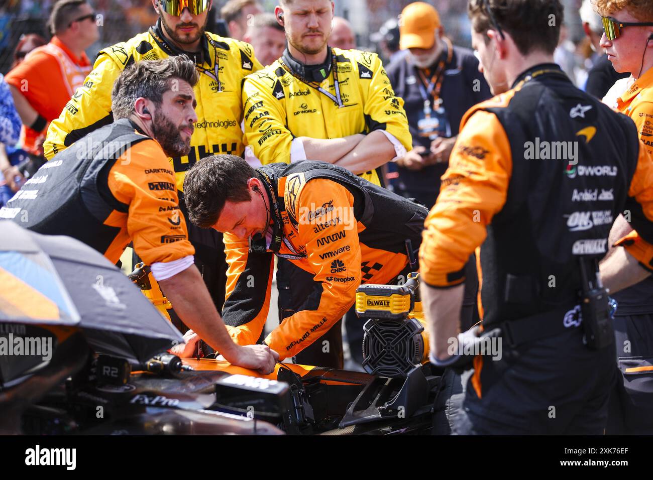 McLaren F1 Team mechanic, mecanicien, mechanics works in the car during ...
