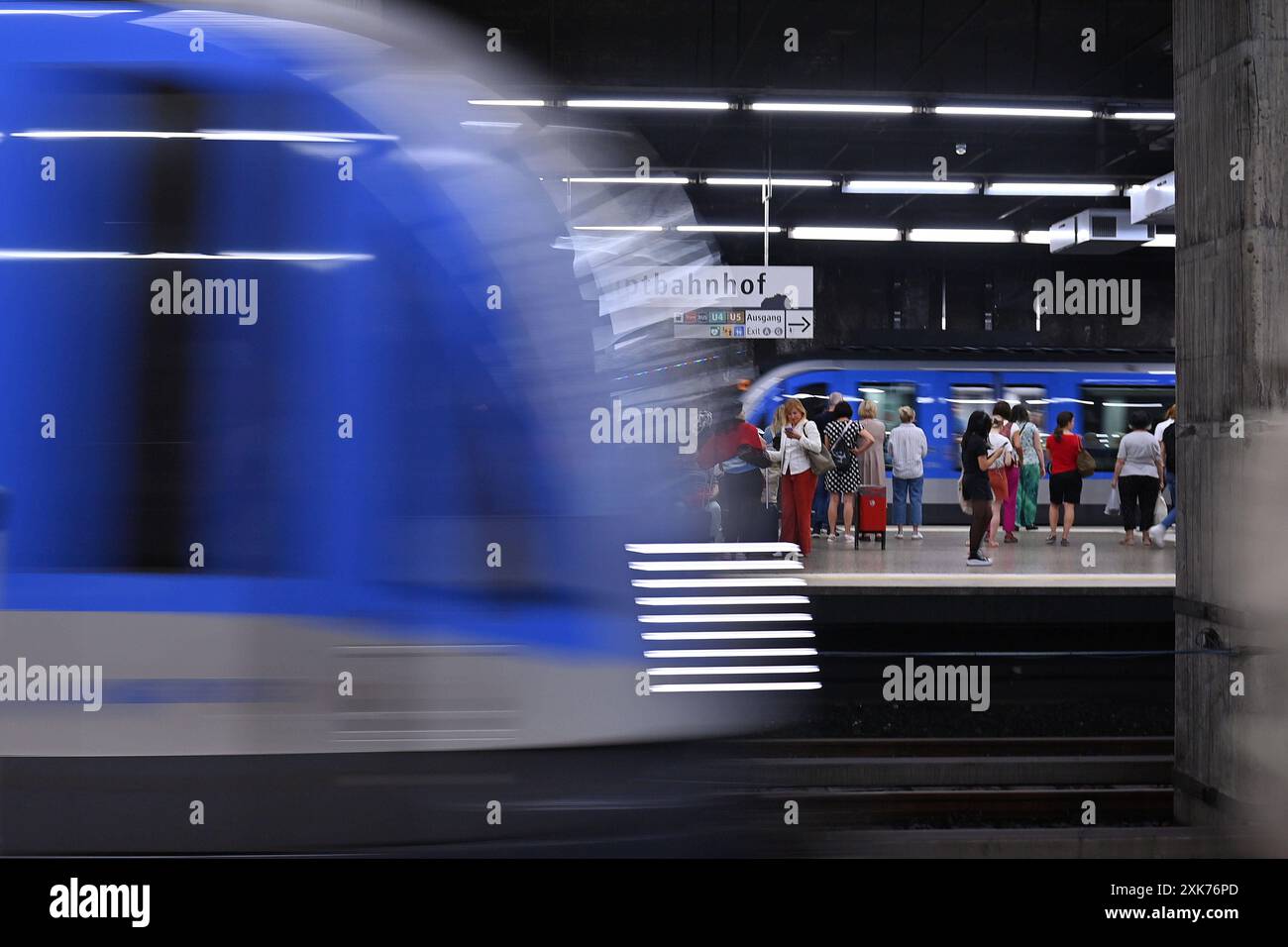 Einfahrende U-Bahn der Linie 2 an der Haltestelle Hauptbahnhof in ...