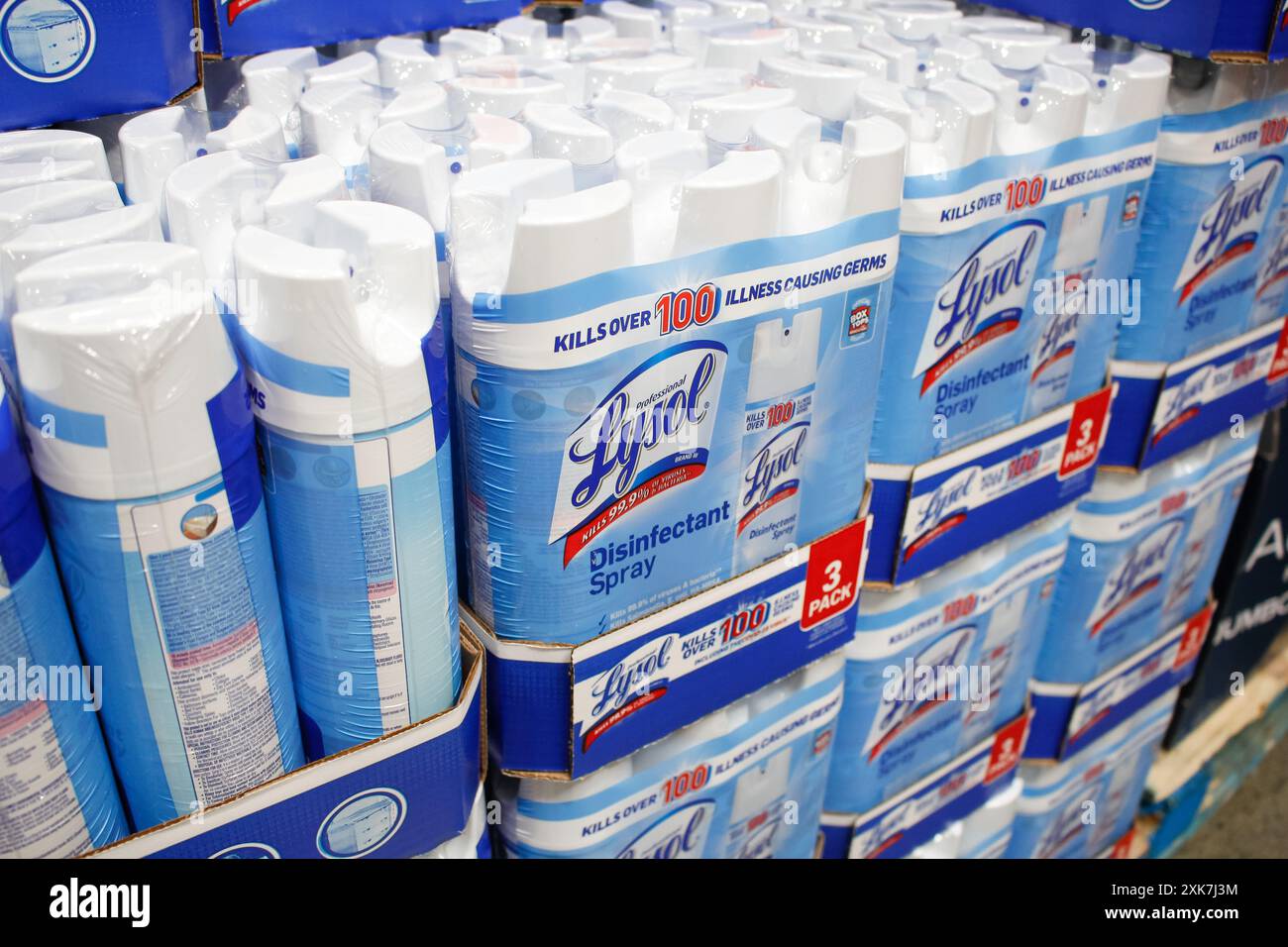 Lysol shelf hi-res stock photography and images - Alamy