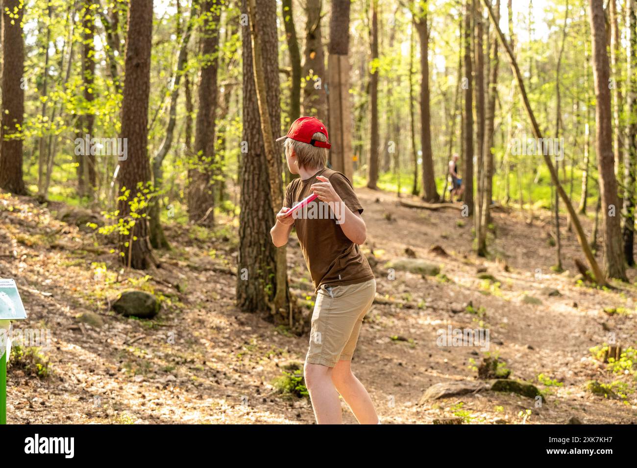 Kid throwing a disc golf frisbee Stock Photo - Alamy