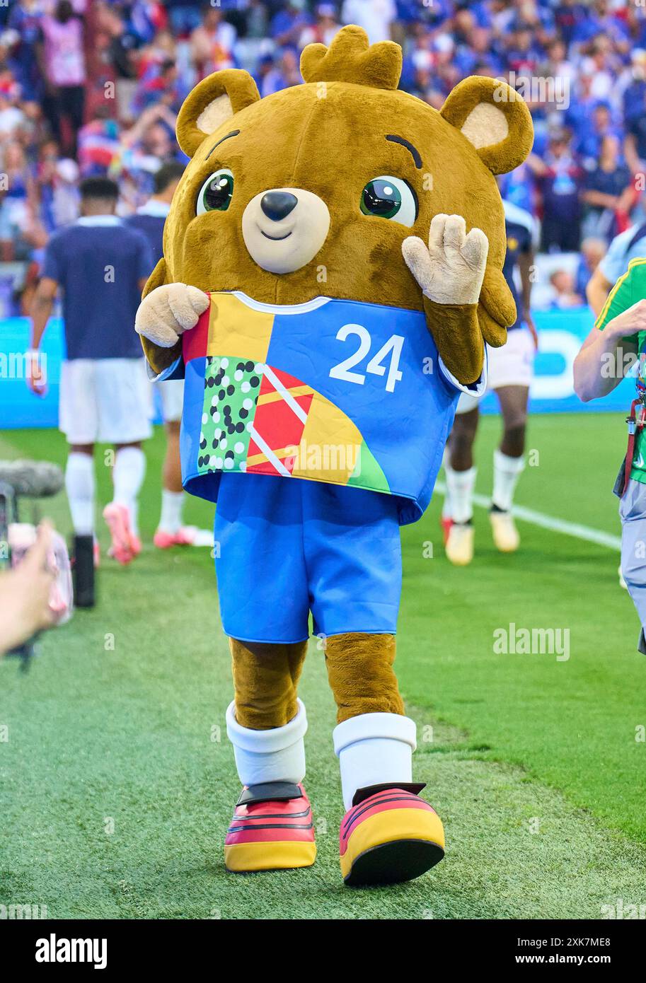 Offizielles uefa em maskottchen manner hi-res stock photography and ...