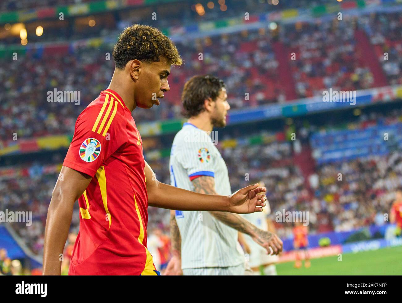 Lamine Yamal, ESP 19 compete for the ball, tackling, duel, header ...