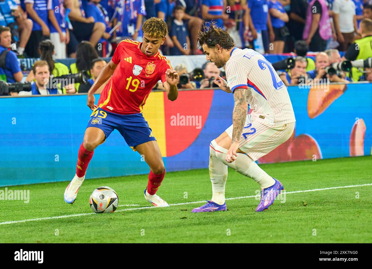 Lamine Yamal, ESP 19 compete for the ball, tackling, duel, header ...