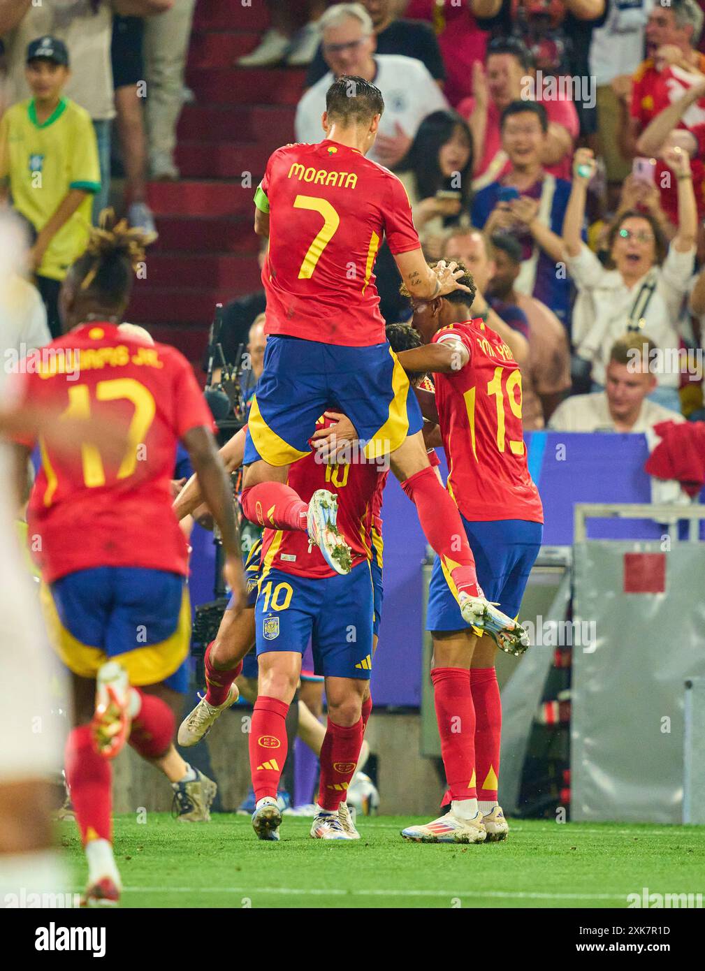 Team ESP celebrate goal of Dani Olmo, ESP 10 celebrates his goal, happy ...