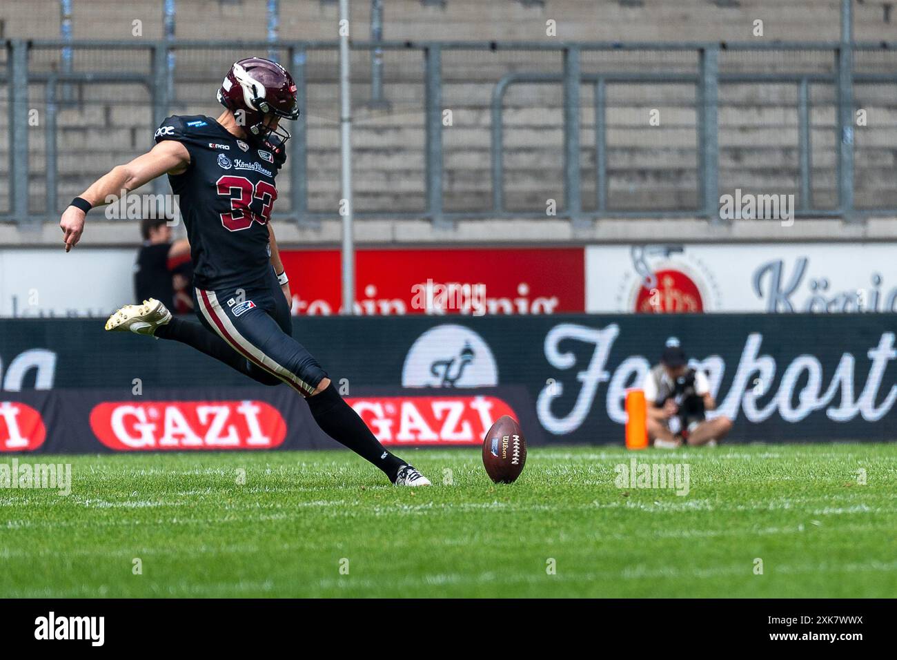 Cheerleader kick hi-res stock photography and images - Alamy