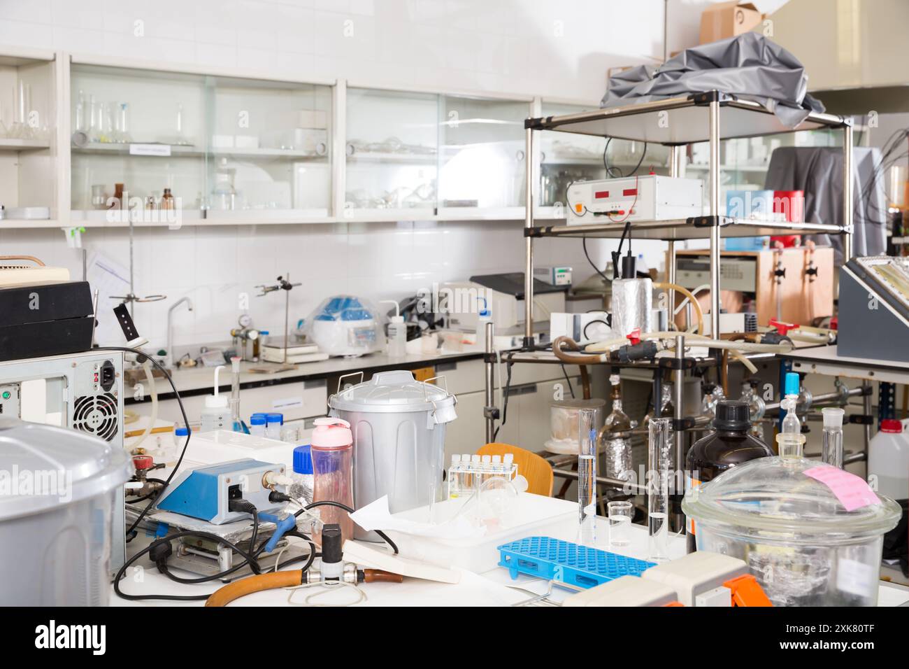 Laboratory analysis biological materials hi-res stock photography and ...
