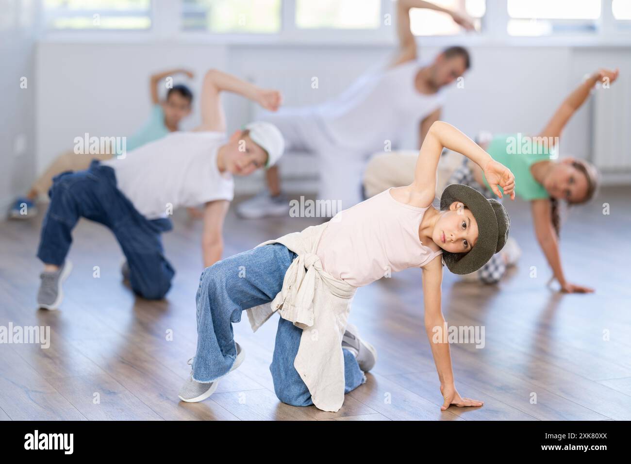 Group dancers having break hi-res stock photography and images - Alamy