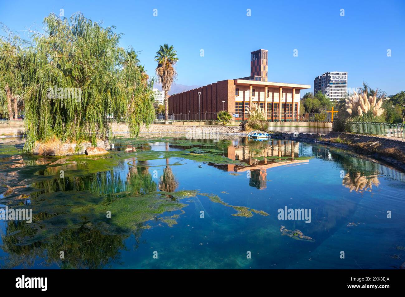Urban public park idyllic pond hi-res stock photography and images - Alamy
