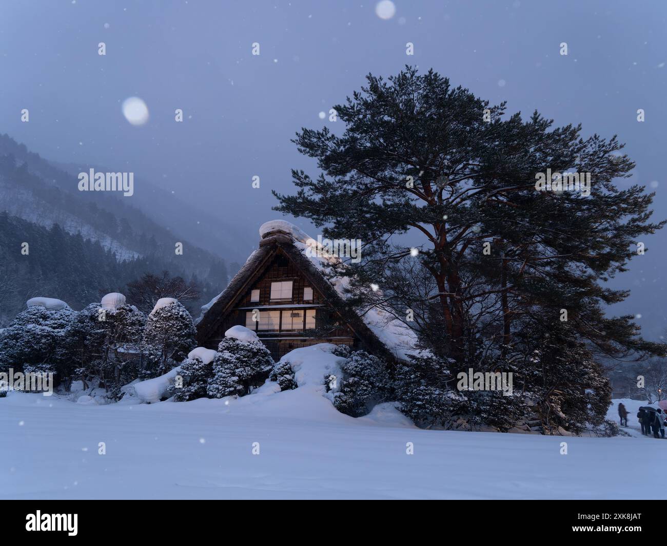Twilight snowy landscape of the famous Gassho Zukuri Folk Village at ...