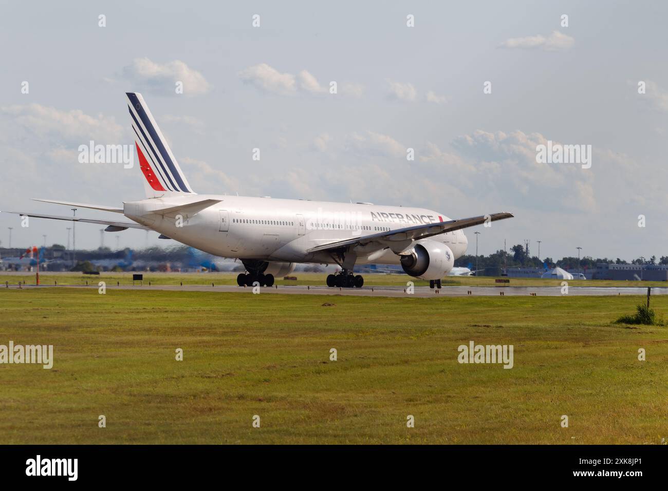Air France, Boeing 777 preparing for take off at the Montréal-Pierre Elliott Trudeau ...