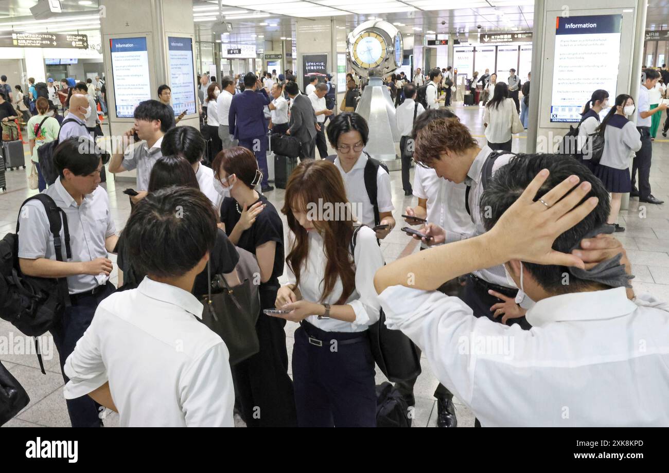 People wait for the Tokaido Shinkansen bullet trains to resume ...