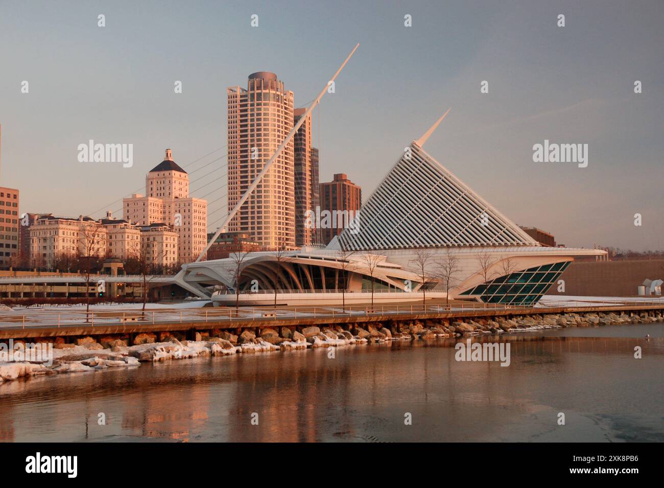 The modern Milwaukee Museum of Art, designed by Santiago Calatrava ...