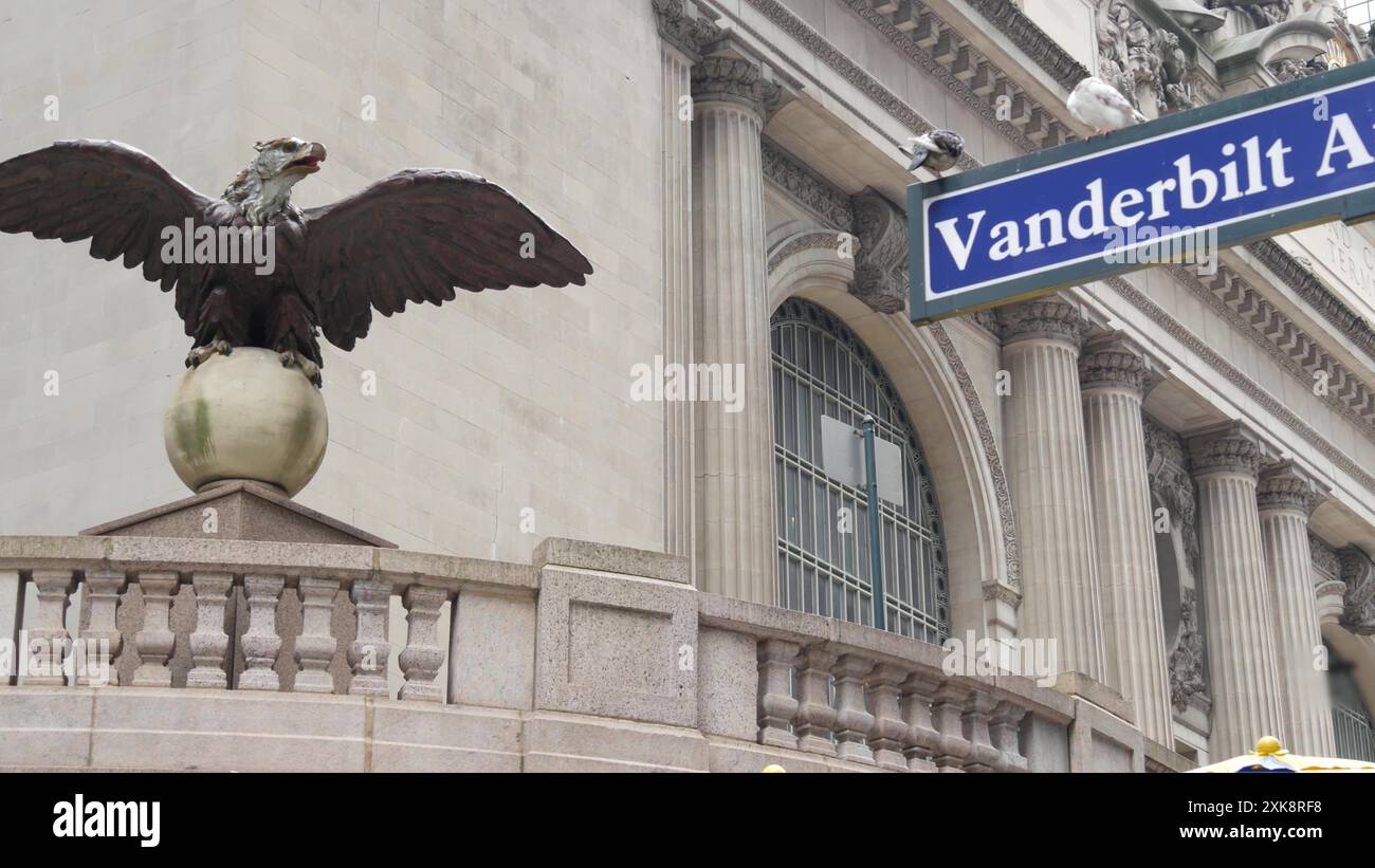 Eagle statue corner grand central station new york city hi-res stock ...