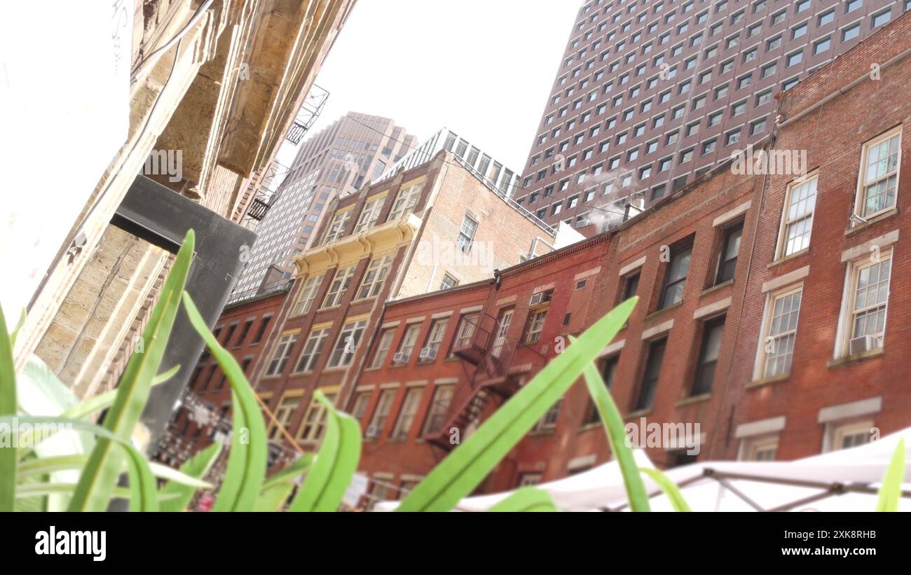 New York City classic building architecture. Residential house exterior ...