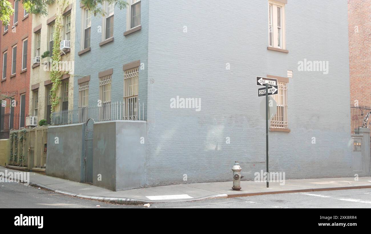 New York City oneway crossroad, Minetta street intersection one way ...