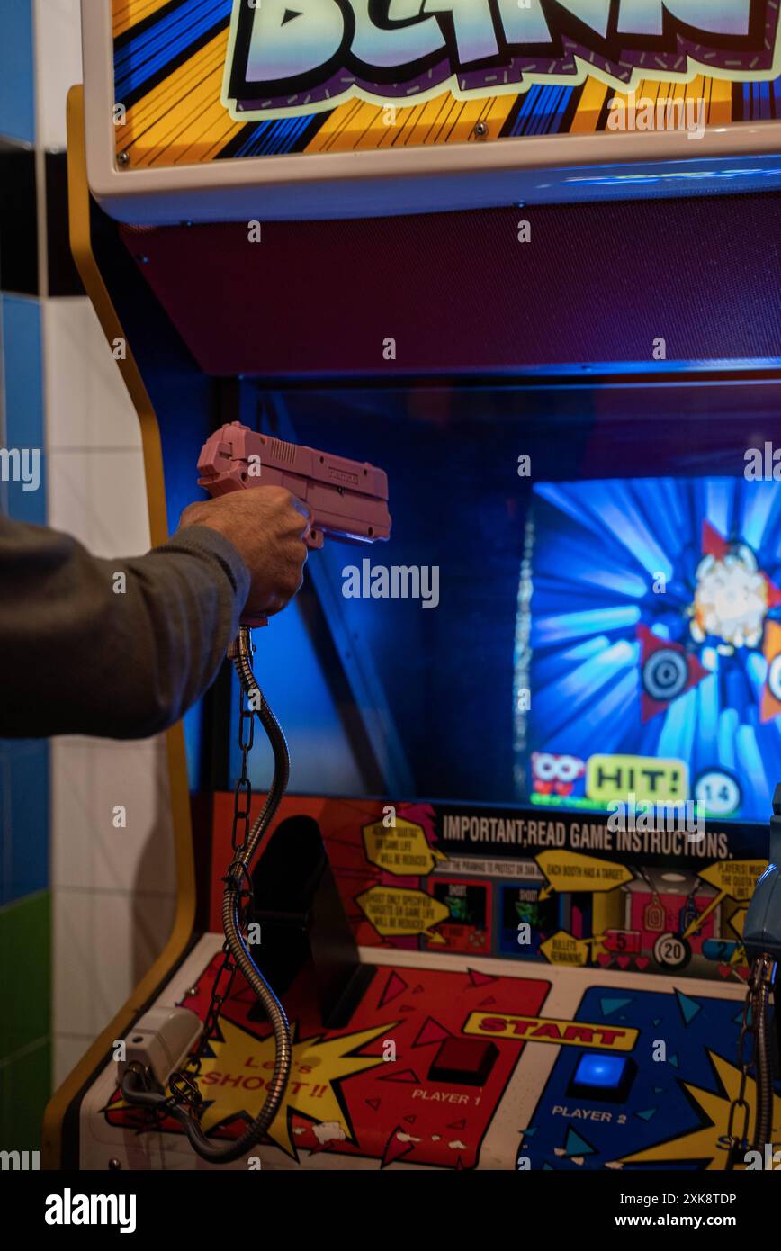 Berlin-Mitte Themenbild - Arcade-Automat Point Blank von Namco, 06.07. ...