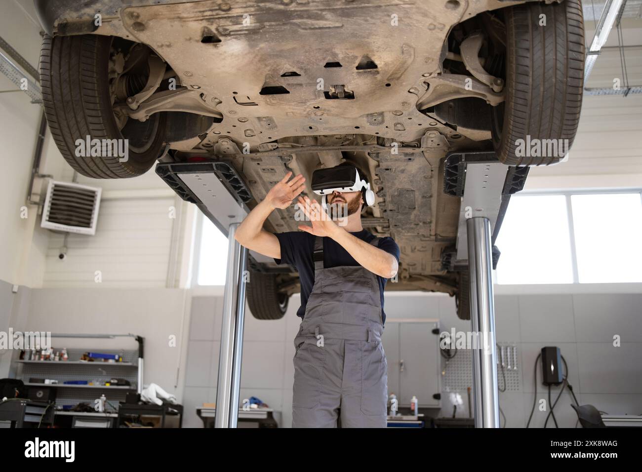 Mechanic using virtual reality hi-res stock photography and images - Alamy