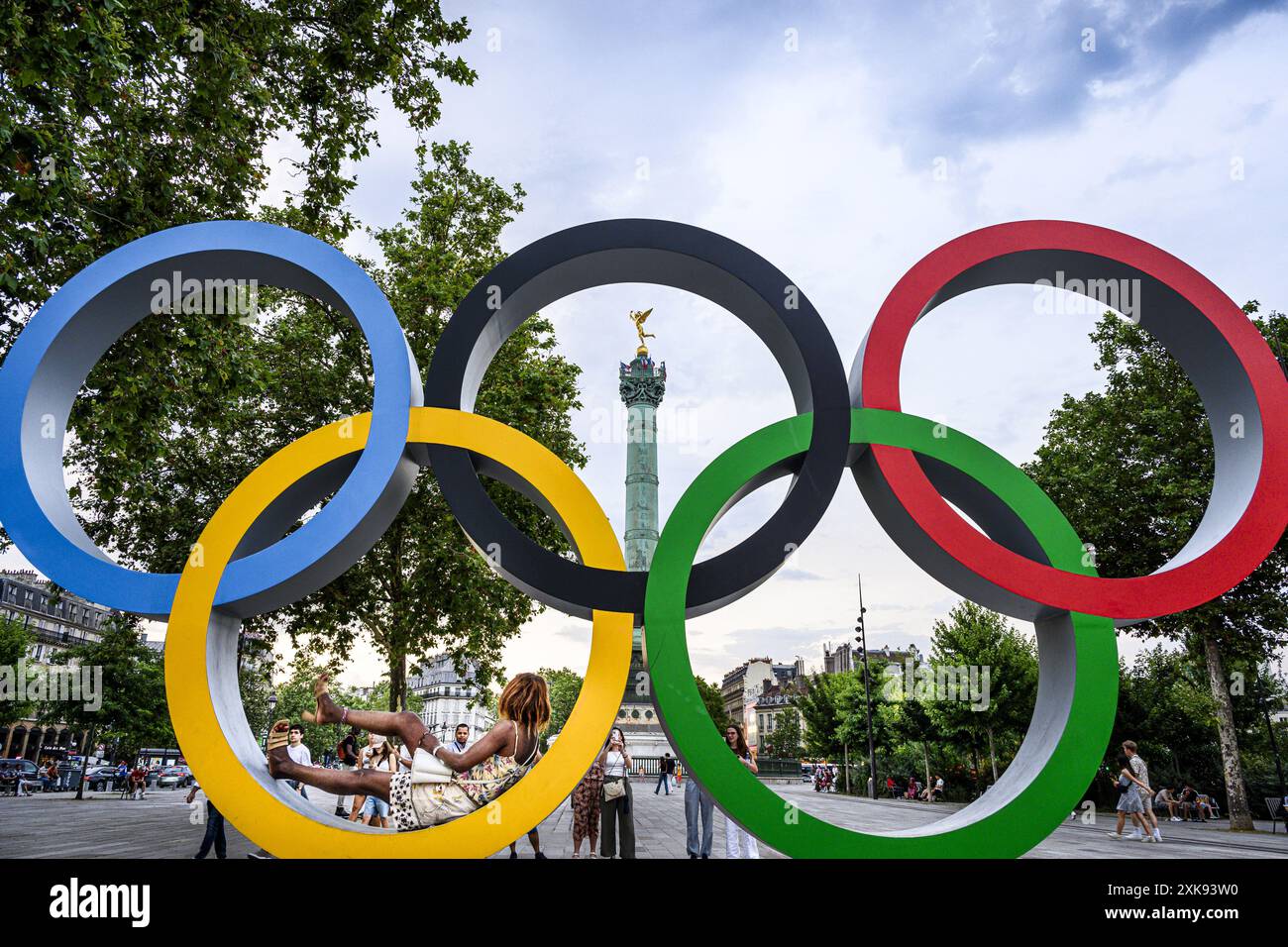 FRANCE. PARIS (75) (4TH DISTRICT) BASTILLE SQUARE. THE OLYMPIC RINGS ...