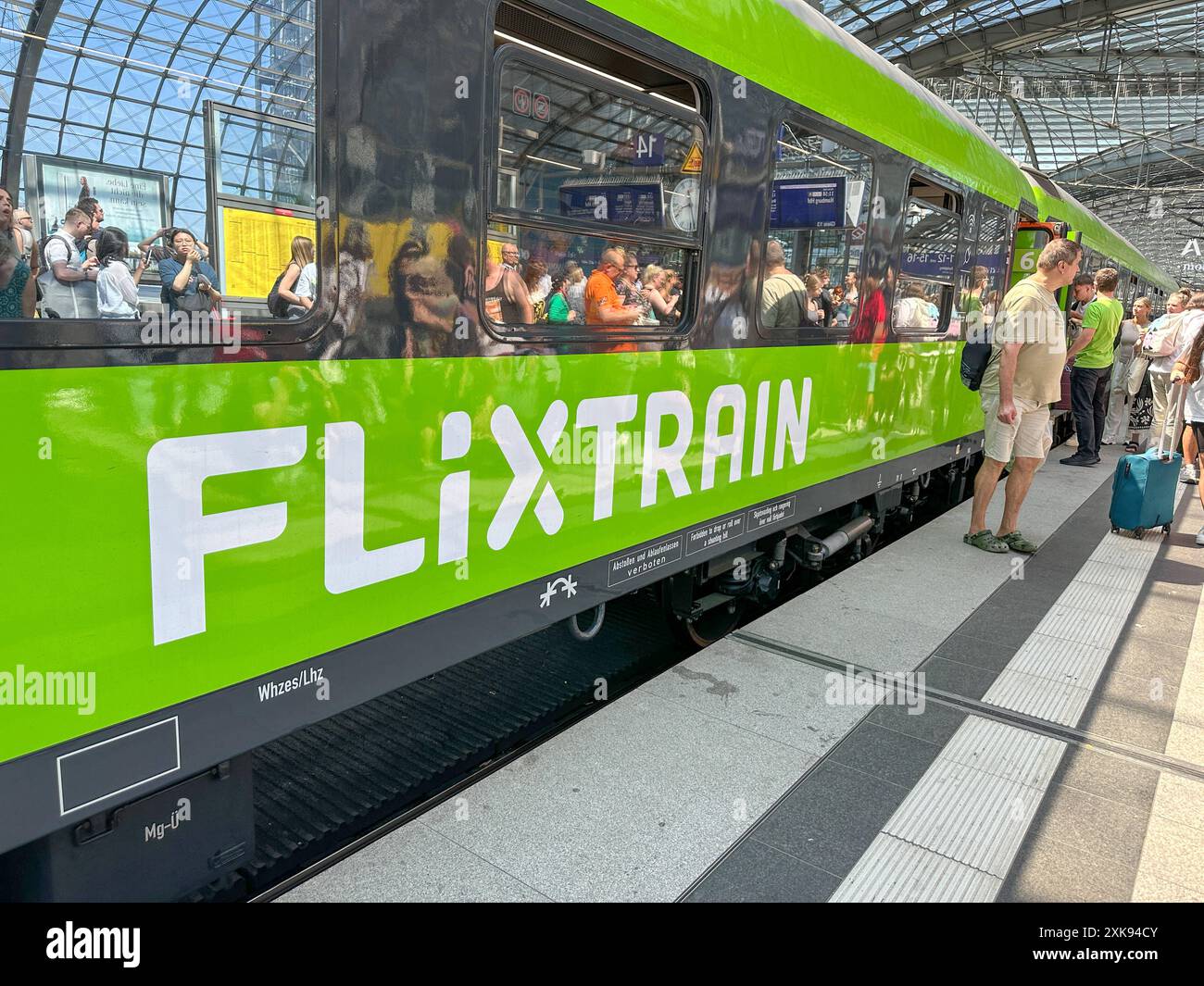 Berlin Hauptbahnhof, Flixtrain Zug. DEU, Deutschland, Berlin, 22.07. ...
