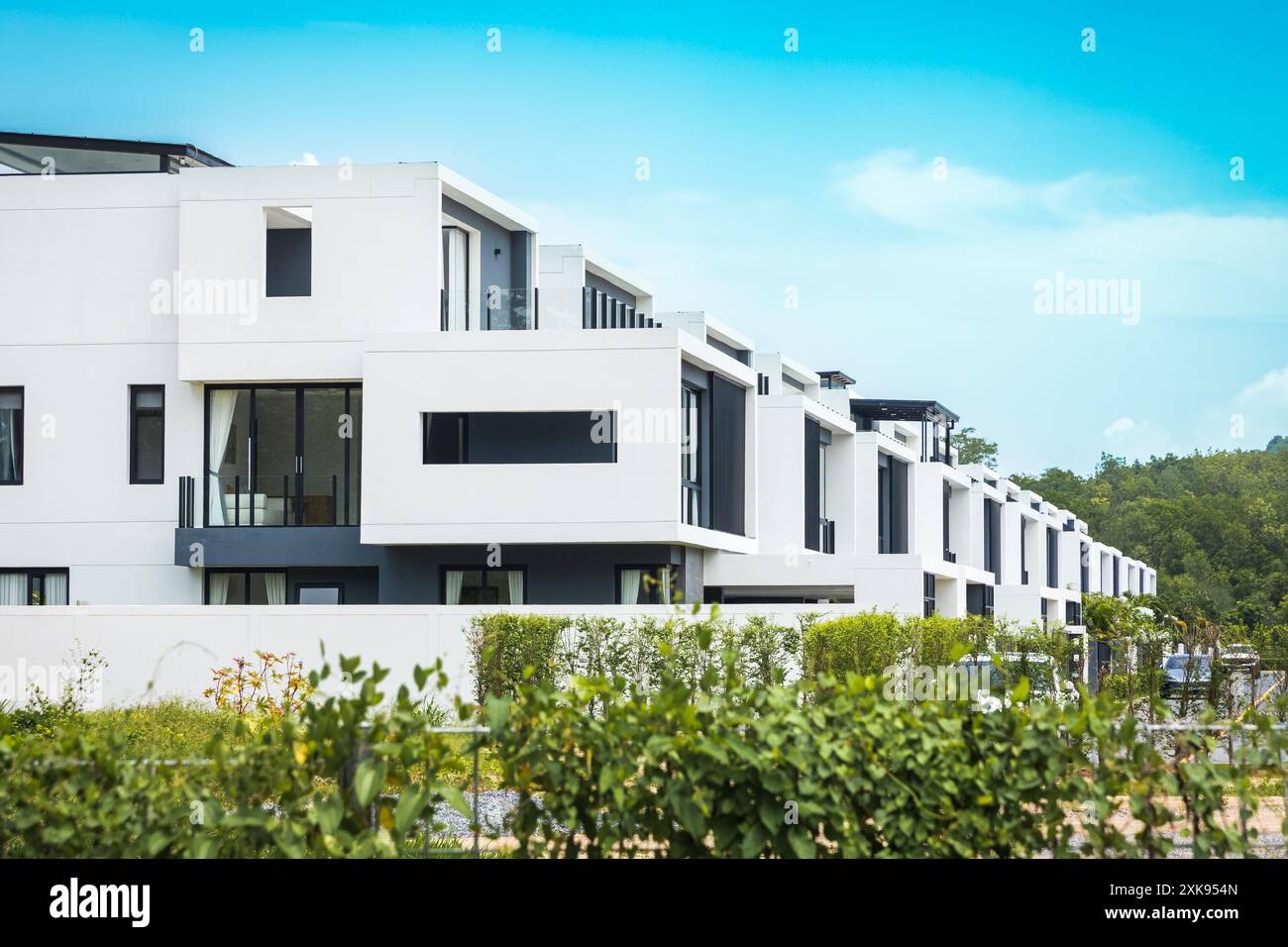 White apartment buildings hi-res stock photography and images - Alamy