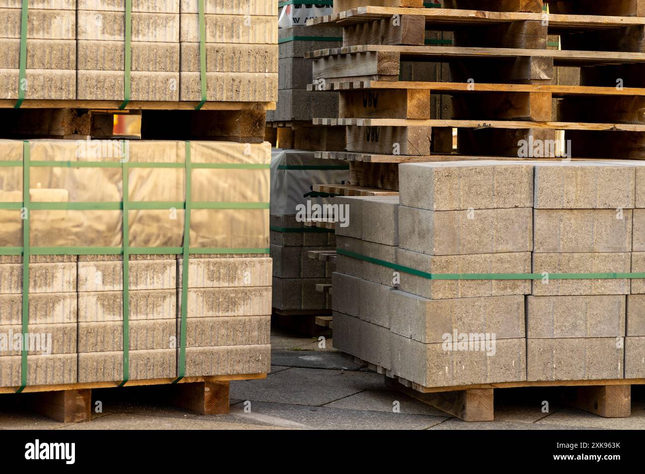 Stone slabs on pallet hi-res stock photography and images - Alamy