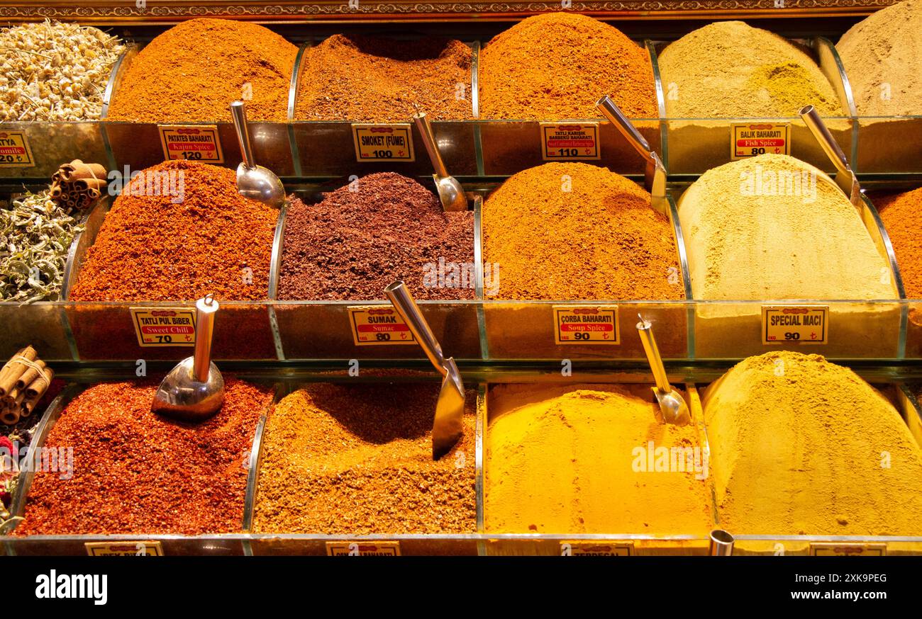 Oriental colorful spices in a traditional Turkish Spice Bazaar Stock ...