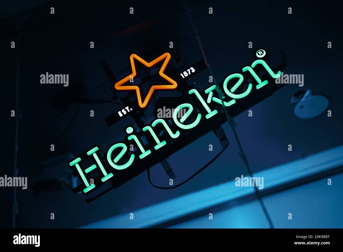 Heineken pub people hi-res stock photography and images - Alamy