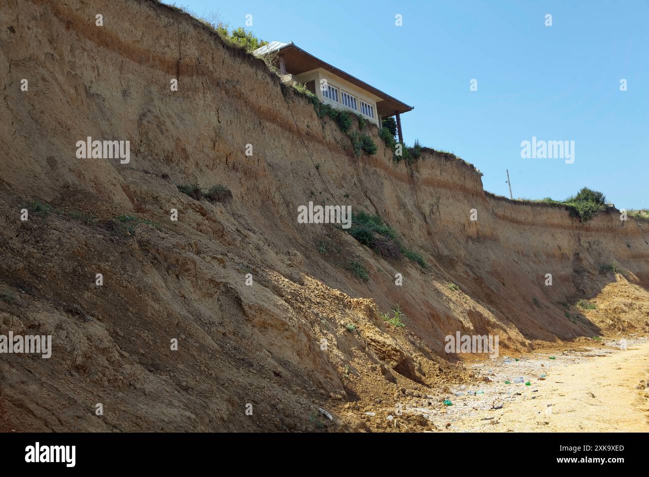 Risk house cliff hi-res stock photography and images - Alamy