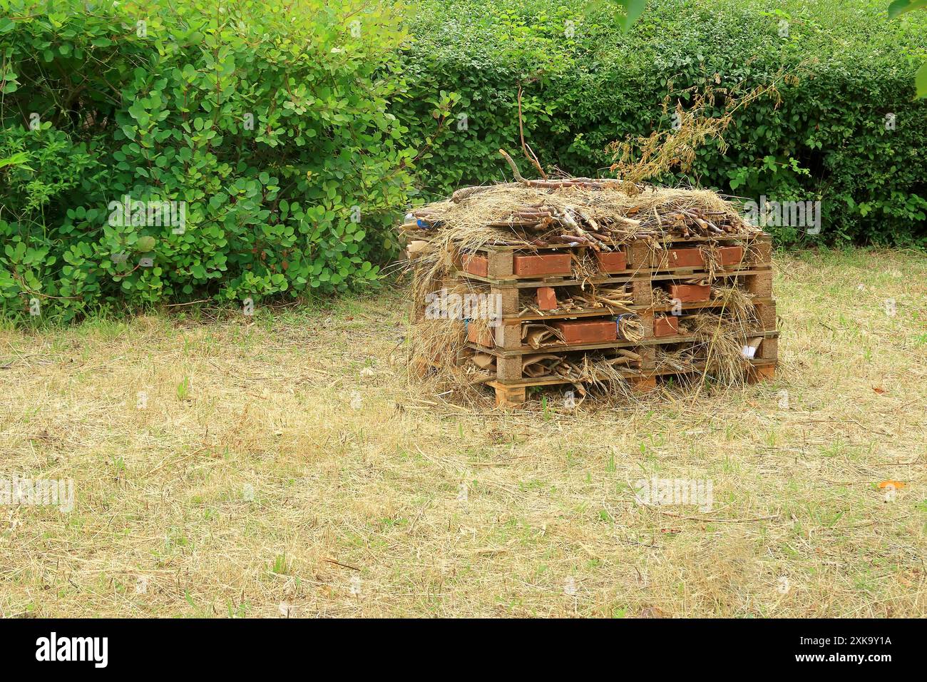Straw pallets hi-res stock photography and images - Alamy