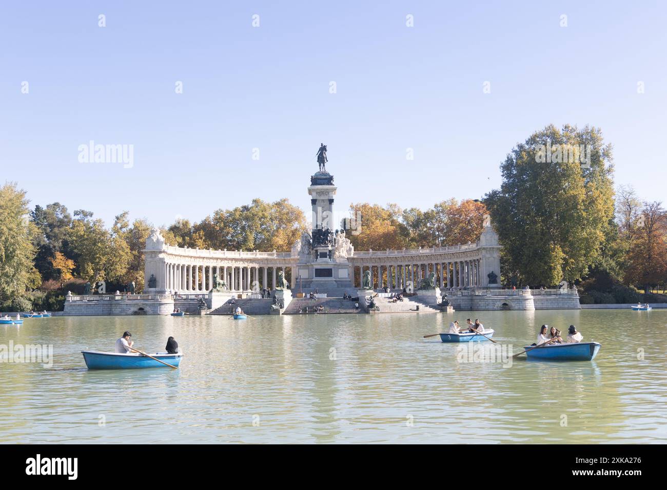 Tourist on boats at the Great Pond of El Retiro in Madrid Stock Photo ...
