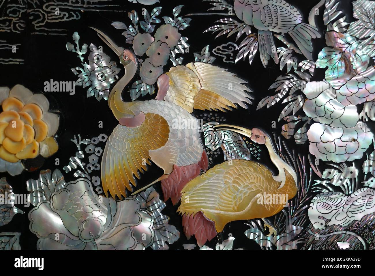 Mother of pearl lacquerware hi-res stock photography and images - Alamy