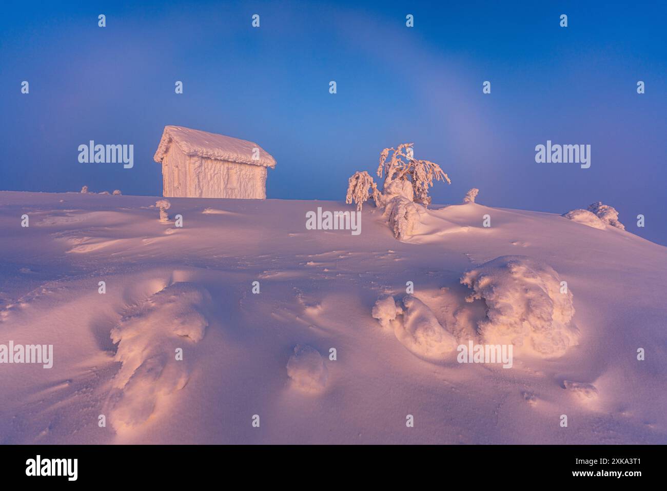 Frozen arctic building hi-res stock photography and images - Alamy