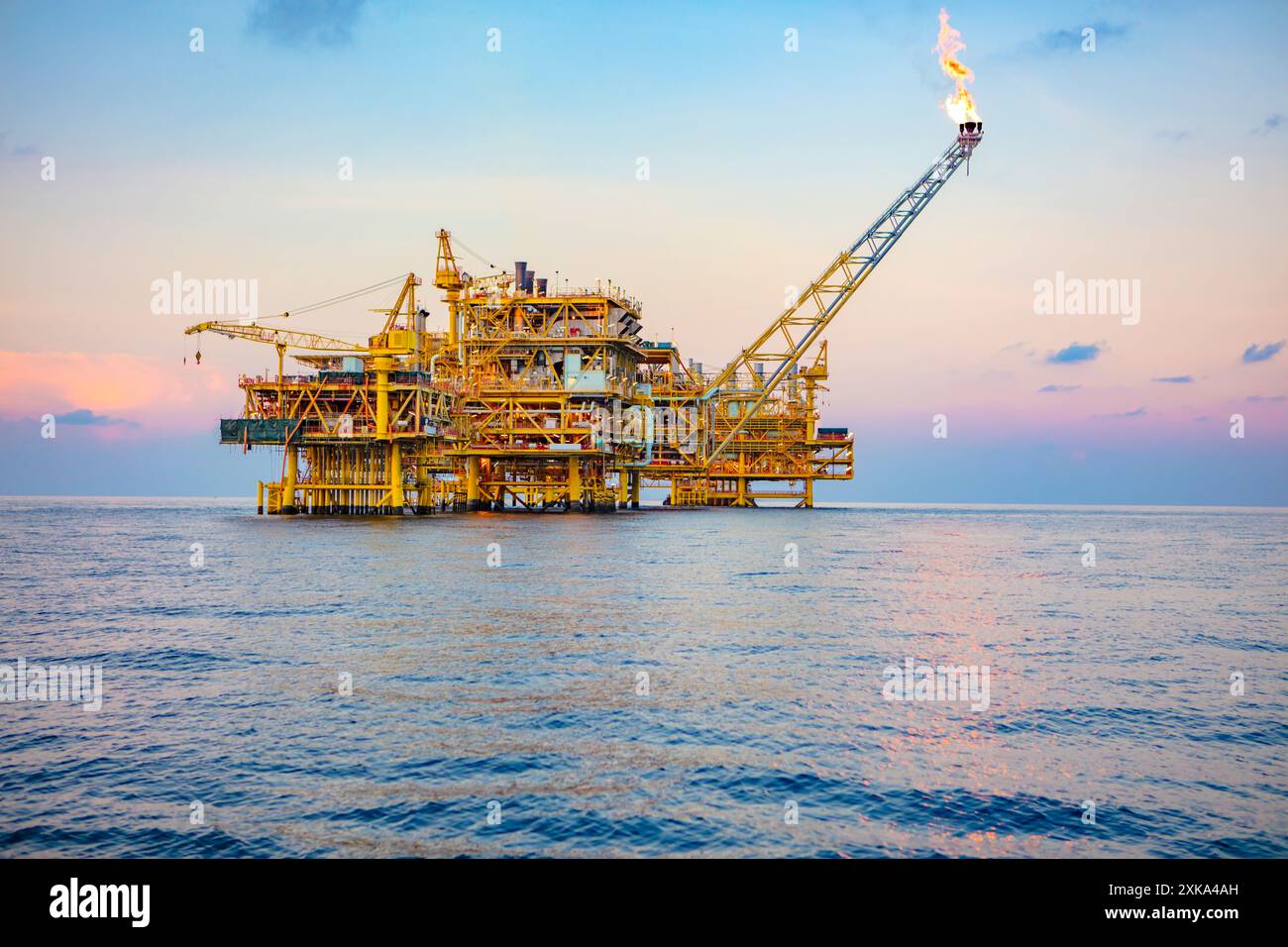 Horizon gulf of mexico oil rig hi-res stock photography and images - Alamy