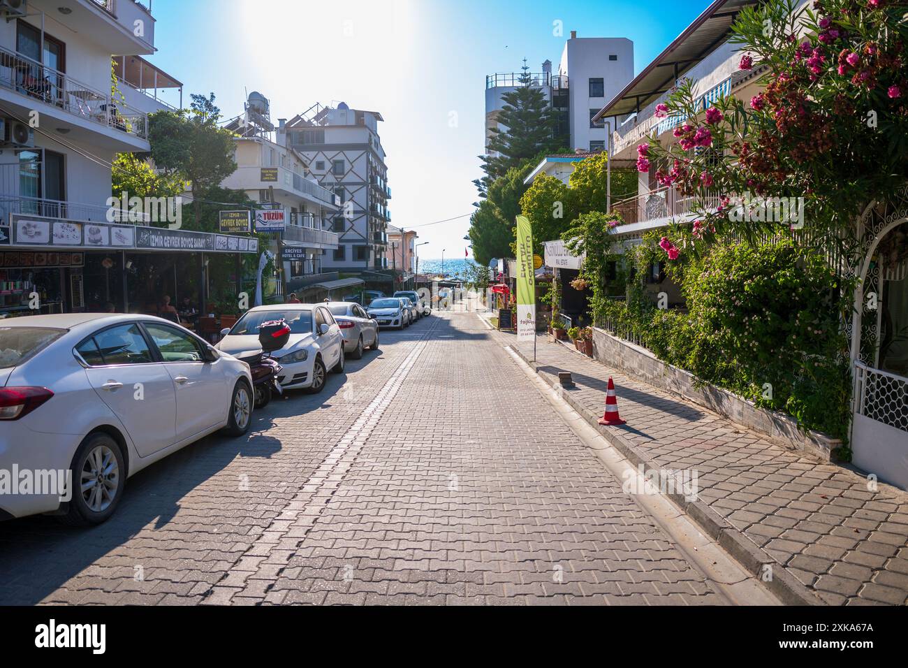 Scenic pedestrian street cafes hi-res stock photography and images - Alamy