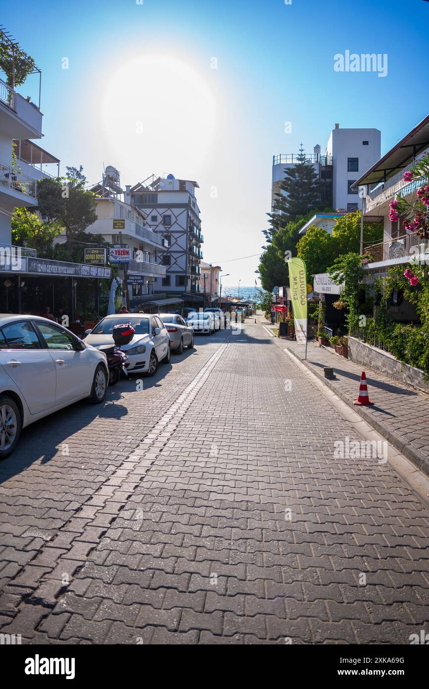 Scenic pedestrian street cafes hi-res stock photography and images - Alamy
